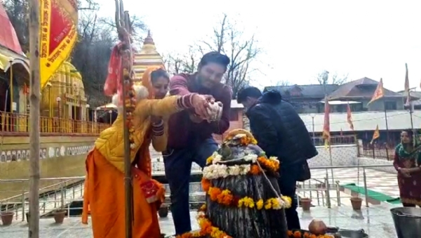 Muslim couple joins Mahashivratri celebration in Kashmir - Hindusthan ...