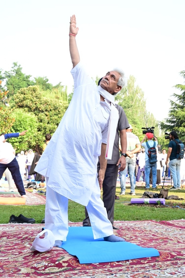 Sinha leads Yoga Day celebration in Srinagar - Hindusthan Samachar English