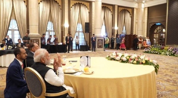 Malaysian PM's MGR Melody Captivates PM Modi at Malaysia Summit ...